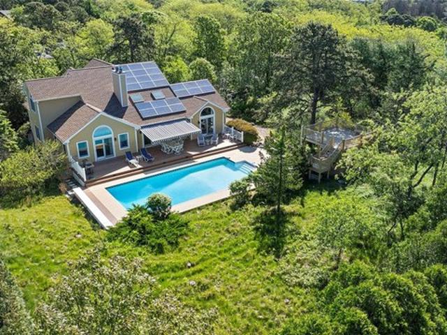 3 Chivas Ct, Southampton, NY 11968