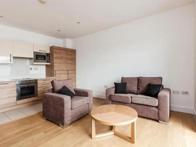 3 Cornell Square, London SW8 2 bed apartment to rent £2,600 pcm £600 pw