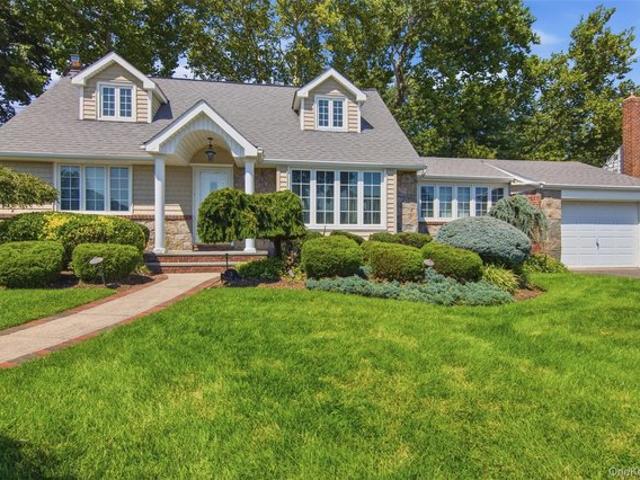 3 Cromwell Rd, Carle Place, NY 11514