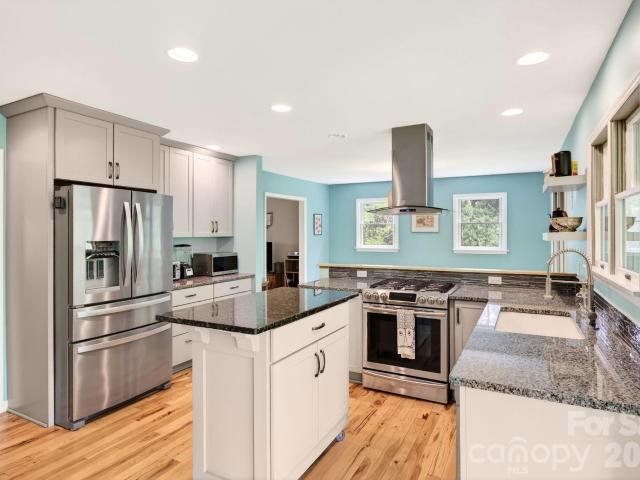 3 Crooked Creek Dr, Asheville, NC 28804 | MLS #4376 | Compass