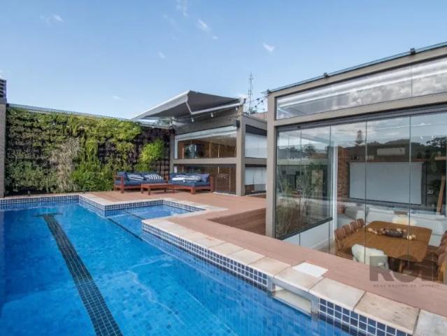 3 dormitórios sendo 3 suítes, uma delas master, uma área total de 441.56m², totalmente mobiliada!