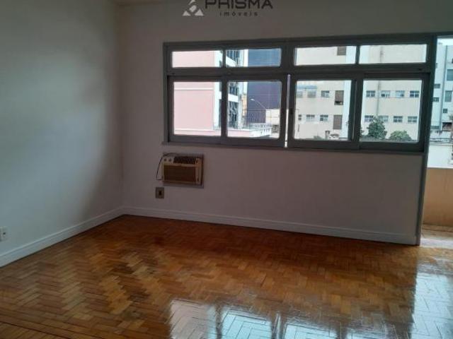 3 dormitórios amplo de frente no centro, sala 2 ambientes, sacada, 2 banheiros