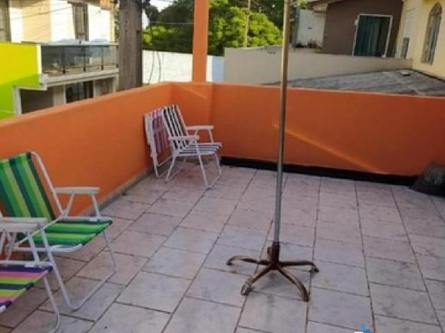 3 dormitórios, 1 sala ampla, copa e cozinha 1 banheiro social 1 lavabo 1 lavanderia com churrasqueir