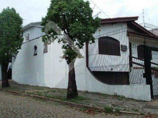 3 dormitórios, 1 suíte, living 2 ambientes com lareira, cozinha americana, lavanderia, churrasqueir