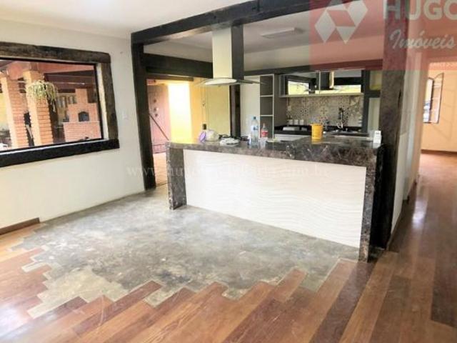 3 dormitórios, 2 suítes com 427m² de terreno