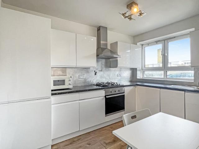 3 double bedroom flat with garden near tube statio
