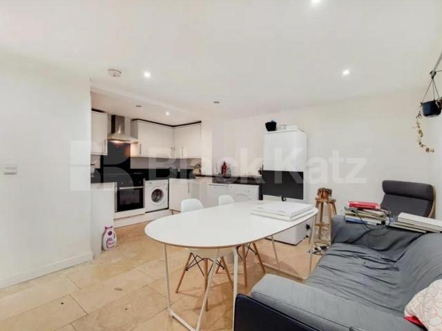 3 double bedroom 2 bathroom property in prime Camden location