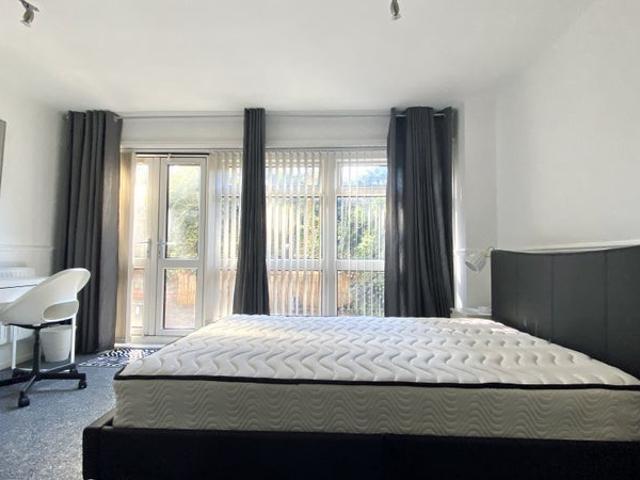 3 Double Beds 4 Storey Birmingham Center Housing