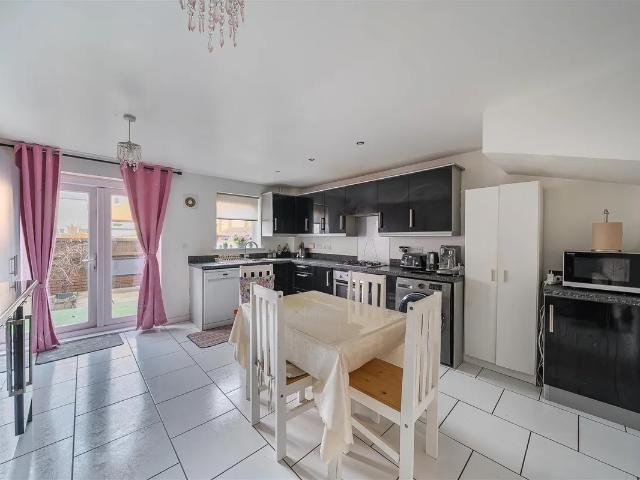 3 double rooms and 1 single room for rent