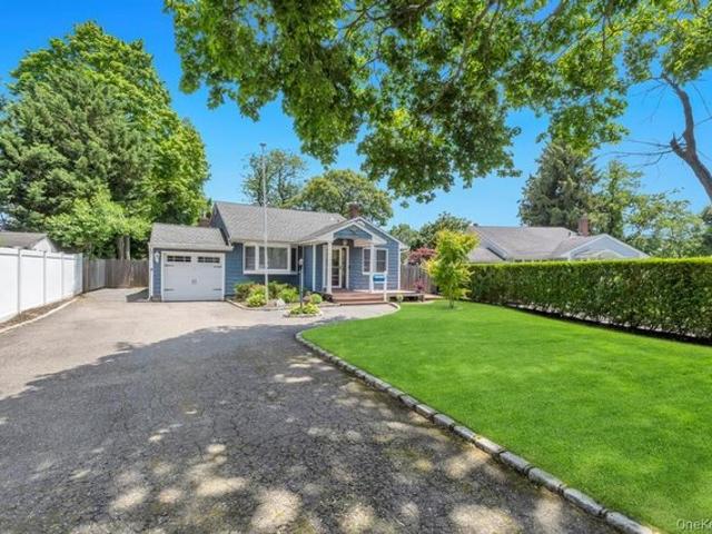 3 Drake Ln, Kings Park, NY 11754