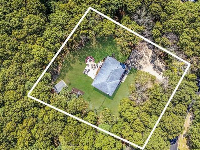 3 Emily Ct, Hampton Bays, NY 11946