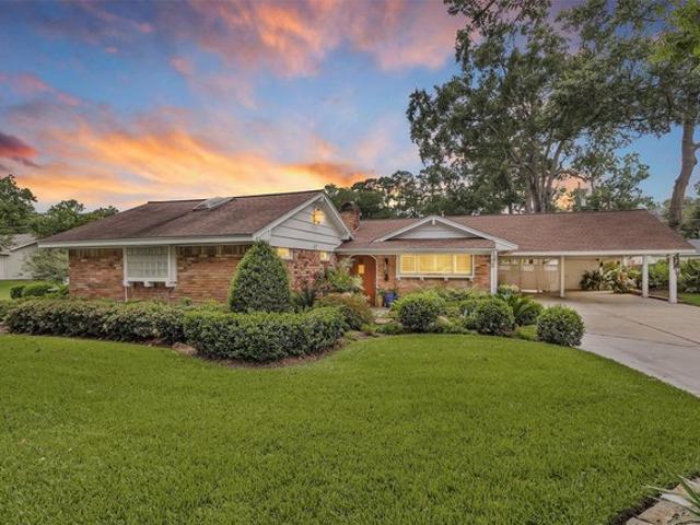 3 Fairway Dr, Conroe, TX 77304