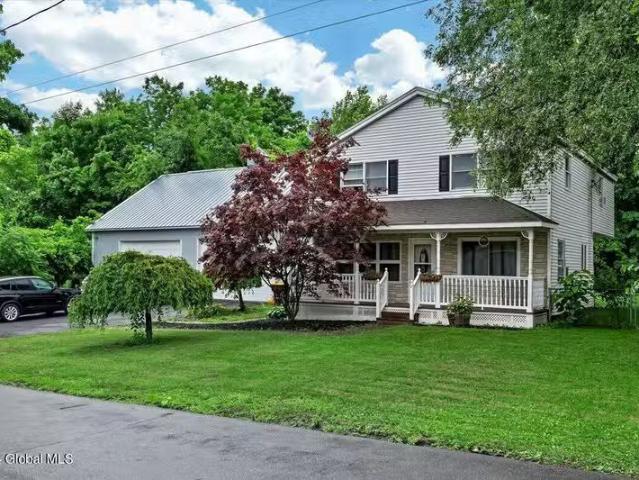 3 GERALDINE PL, SCHENECTADY, NY 12309 Single Family Residence.