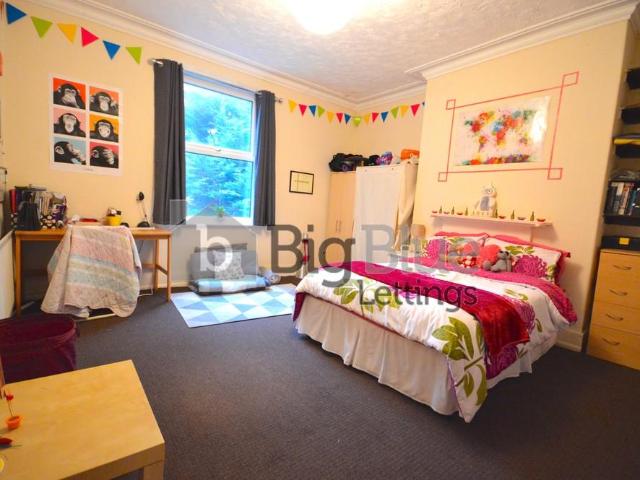 3 Hyde Park Terrace, Hyde Park, Leeds. 8 bed property to rent £4,680 pcm £1,080 pw