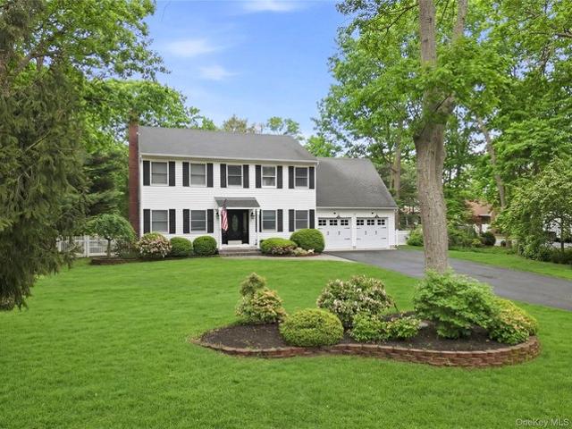 3 Hampton Dr, Center Moriches, NY 11934