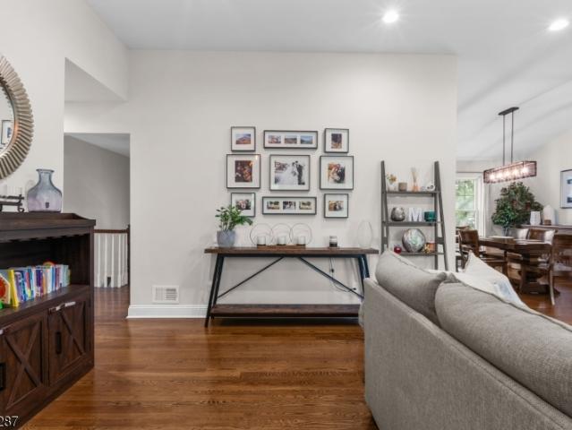 3 Hoffman Ct