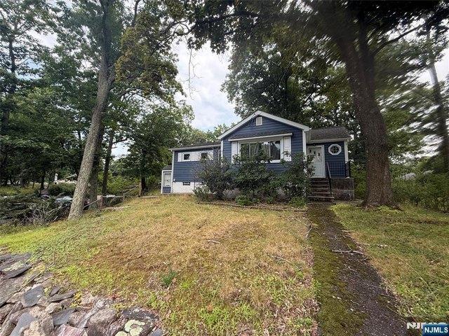 3 Illinois Trl, Hopatcong, NJ 07843