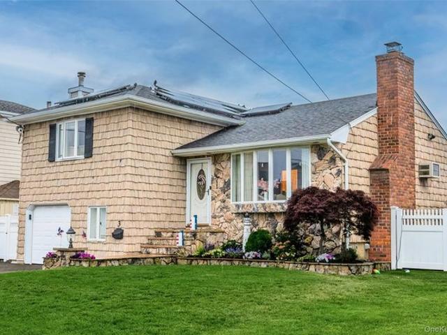 3 Jackson Pl, Massapequa, NY 11758