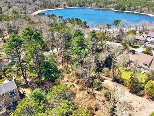 3 Lakeview Dr, Sandwich, MA 02563