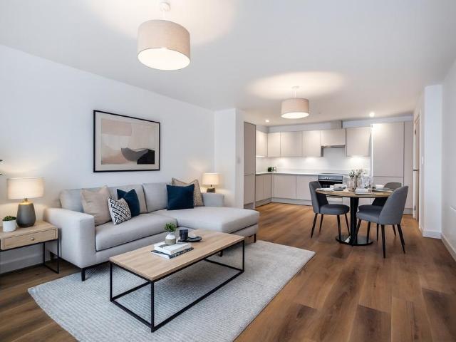 3 Lakeside Close Staines upon thames. 1 bed apartment to rent £1,575 pcm £363 pw