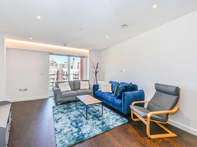 3 Lanchester Way, SW11, Battersea. 2 bed flat to rent £4,100 pcm £946 pw