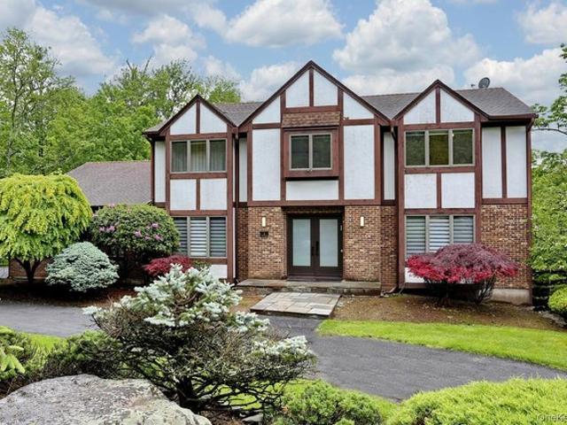 3 Larissa Ct, Airmont, NY 10952