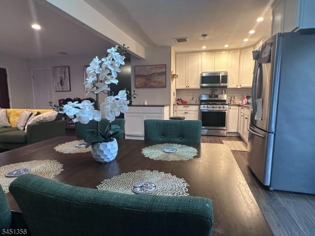 3 Lawrence Dr