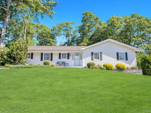 3 Laura Ct, Nesconset, NY 11767
