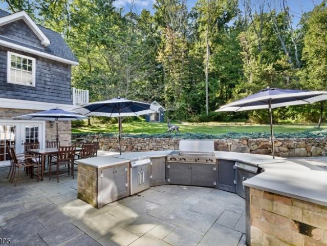3 Laurel Ln