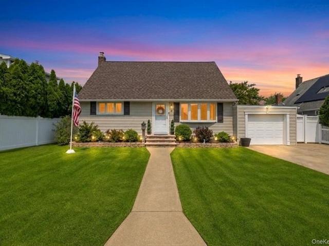 3 Laurie Dr, Farmingdale, NY 11735