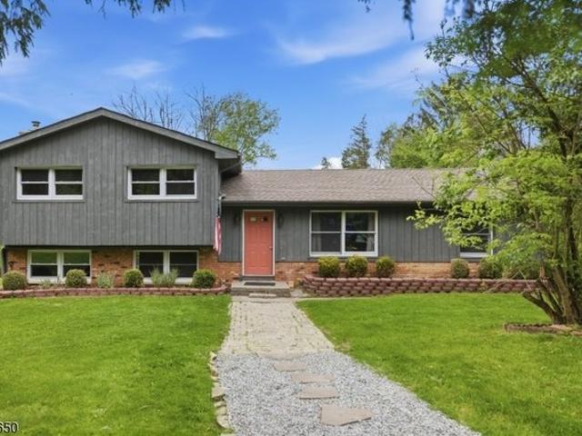 3 Lew May Dr, Andover, NJ 07860