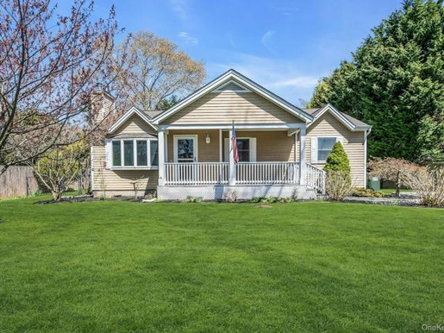 3 Liberty St, Hampton Bays, NY 11946