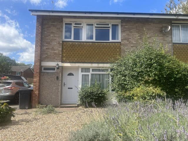 3 Linden Court Englefield Green Egham. 4 bed house to rent £2,400 pcm £554 pw