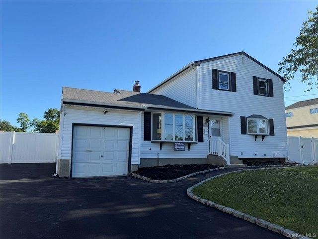 3 Perry St, Brentwood, NY 11717