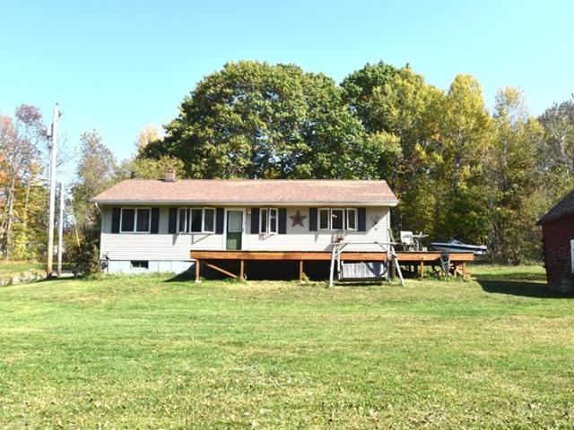 3 Pine Ln, Burnham, ME 04922