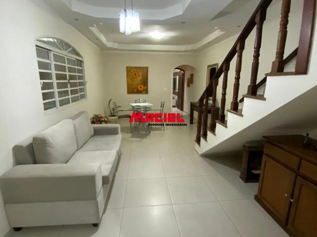 3 quartos 1 sendo suite com sacada de frente para a rua. Banheiro social Sala Copa Cozinha Área de serviço com churrasqueira e fogão a lenha Garagem coberta Portão automático Piso inferior porcelanato Escada em madeira jatobá Gás em pois pontos de