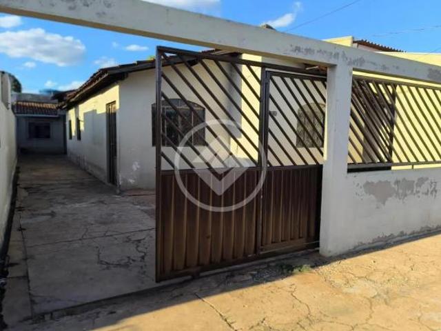 3 quartos | até 200 m² | garagem para até 6 carros Uma joia rara — só falta lapidar. Casa de Coab