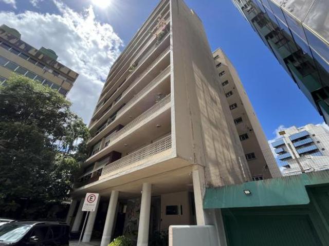 3 quartos, gabinete ou 4º quartos e 1 vaga de garagem junto ao Moinhos de Vento