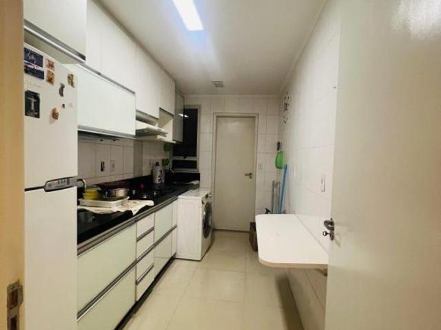 3 QUARTOS DUAS SUÍTES, SALA COM VARANDA COZINHA COM ÁREA DE SERVIÇO PISO EM PORCELANATO