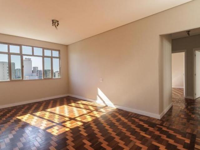 3 quartos, muito sol e vista livre no Centro de Curitiba