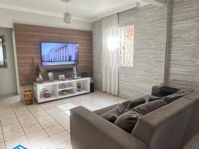 3 Quartos sendo 1 suíte ampla Sala com 2 ambientes Aceita veículo