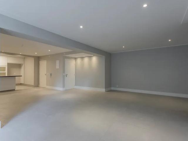 3 quartos sendo 1 suite com grande Walk in closet e 2 quartos grandes dividindo 1 banheiro Vagas