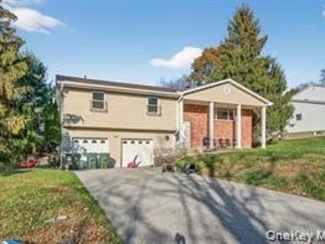 3 Roanoke Dr, Monroe, NY 10950
