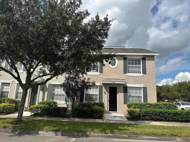 3 room 2.5 bathroom townhouse that's located near