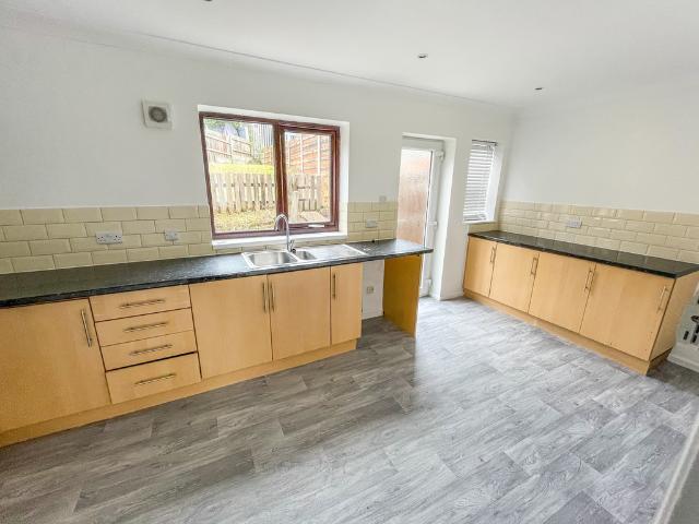 3 room house to let in Raymede Drive, Bestwood, Nottingham, NG5 5FU, UK