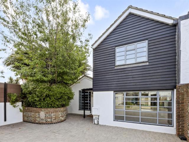 3 room house to let in Selden Road, Worthing, BN11
