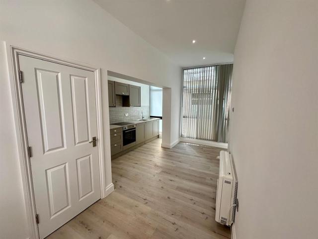 3 room house to let