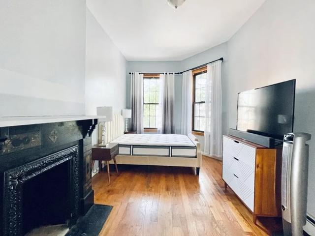 3 Room on 223 Weirfield Street