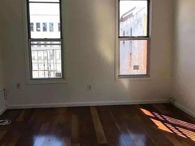 3 room luxury Townhouse for rent in 11 22 47th Avenue, Queens, New York