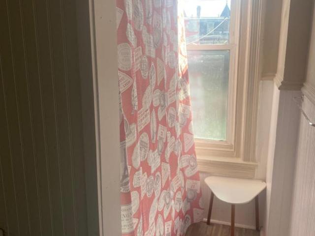 3 rooms available
